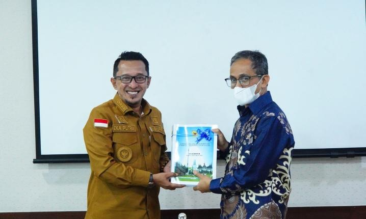 Tercepat, Bupati Tanah Datar Serahkan LKPD Ke BPK Perwakilan Sumbar – LacakPos.co.id