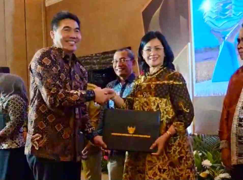 Minahasa Raih TPID Award 2025, Sekda Lynda Watania Terima Piagam ...